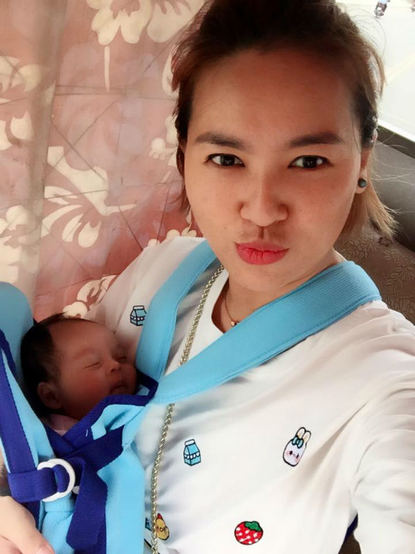 ហេតុតែចង់ធ្វើបុណ្យរួមគ្នា ជាមួួយកូន ឆយីសុខចិត្តពិបាក ដាក់កូនផ្អឹប លើដើមទ្រូងនាង - Khmerload