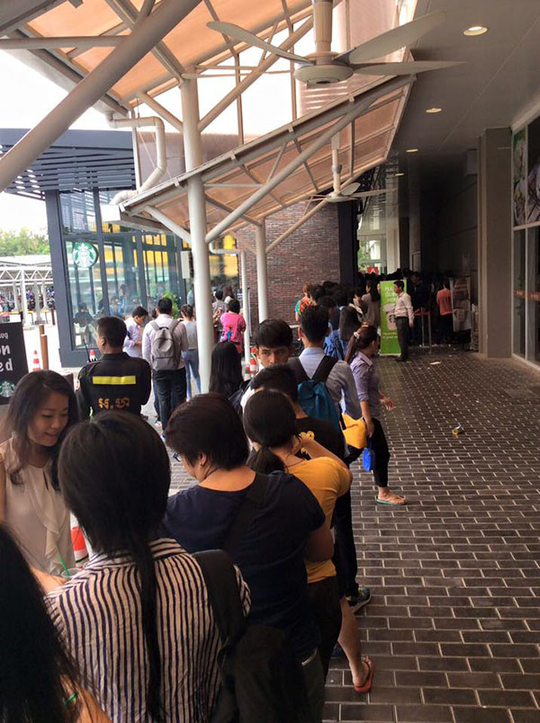 ពេញនិយមខ្លាំង! តោះមើលទិដ្ឋភាព តម្រង់ជួរចូលទិញ យ៉ាងណែនកកកុញ នៅ Starbucks ...